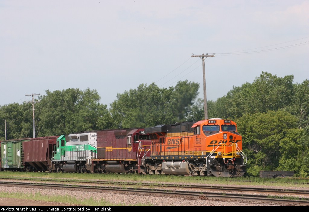 BNSF 5852